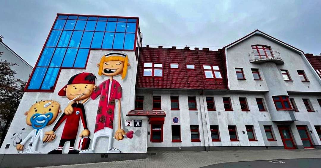 Chorzów: Ścianę szpitala dziecięcego przy ul. Truchana zdobi kolorowy mural
